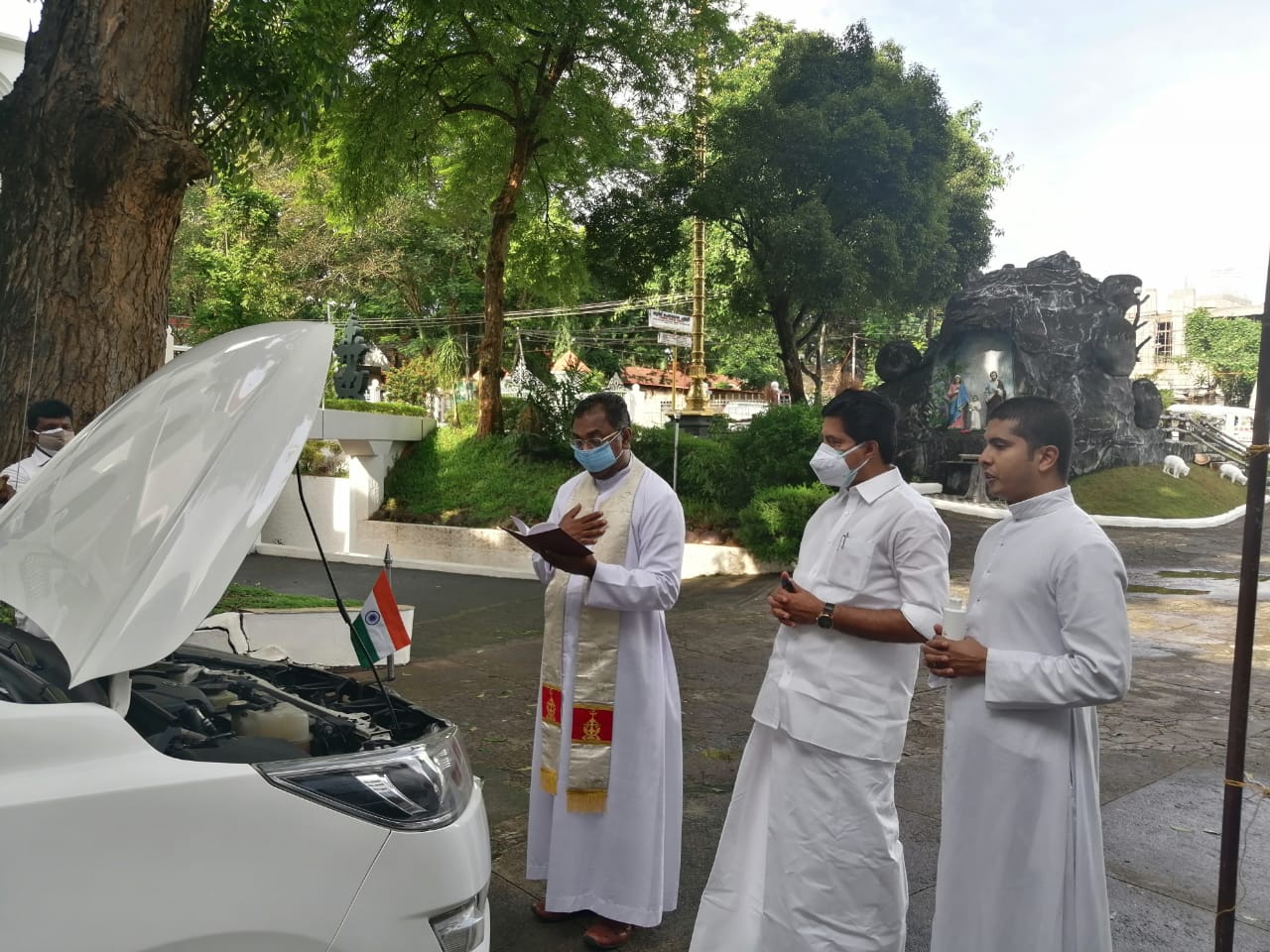 ഔദ്യോഗിക വാഹനം വെഞ്ചിരിച്ച് ജലവിഭവവകുപ്പ് മന്ത്രി റോഷി അഗസ്റ്റിന്‍