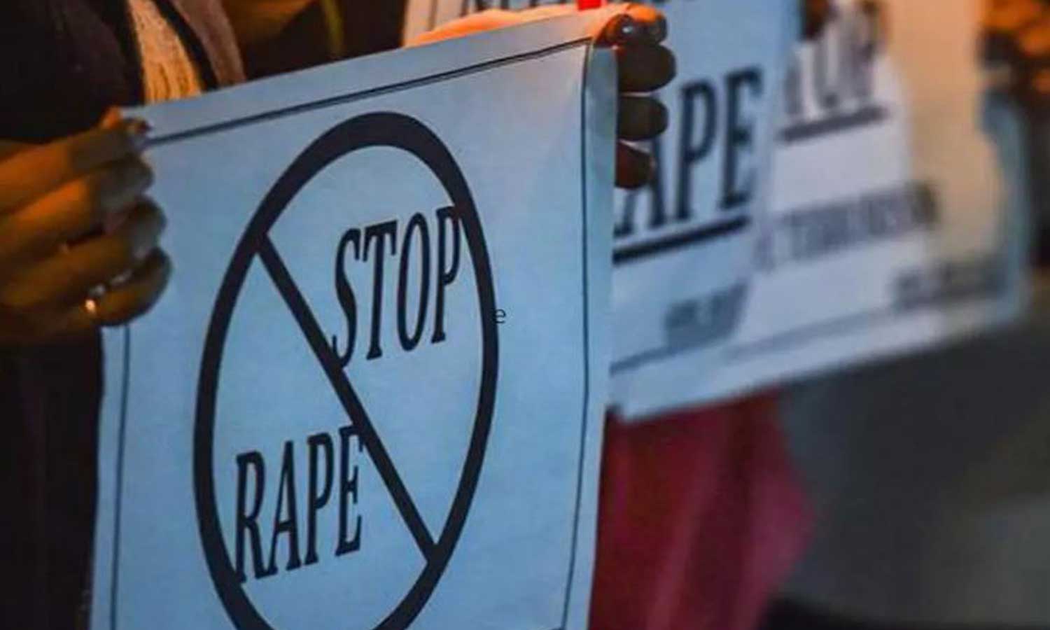 മുത്തച്ഛനും അമ്മാവനും 12 വർഷത്തോളം പീഡിപ്പിച്ചു; 20 കാരിയുടെ പരാതിയിൽ കേസ്