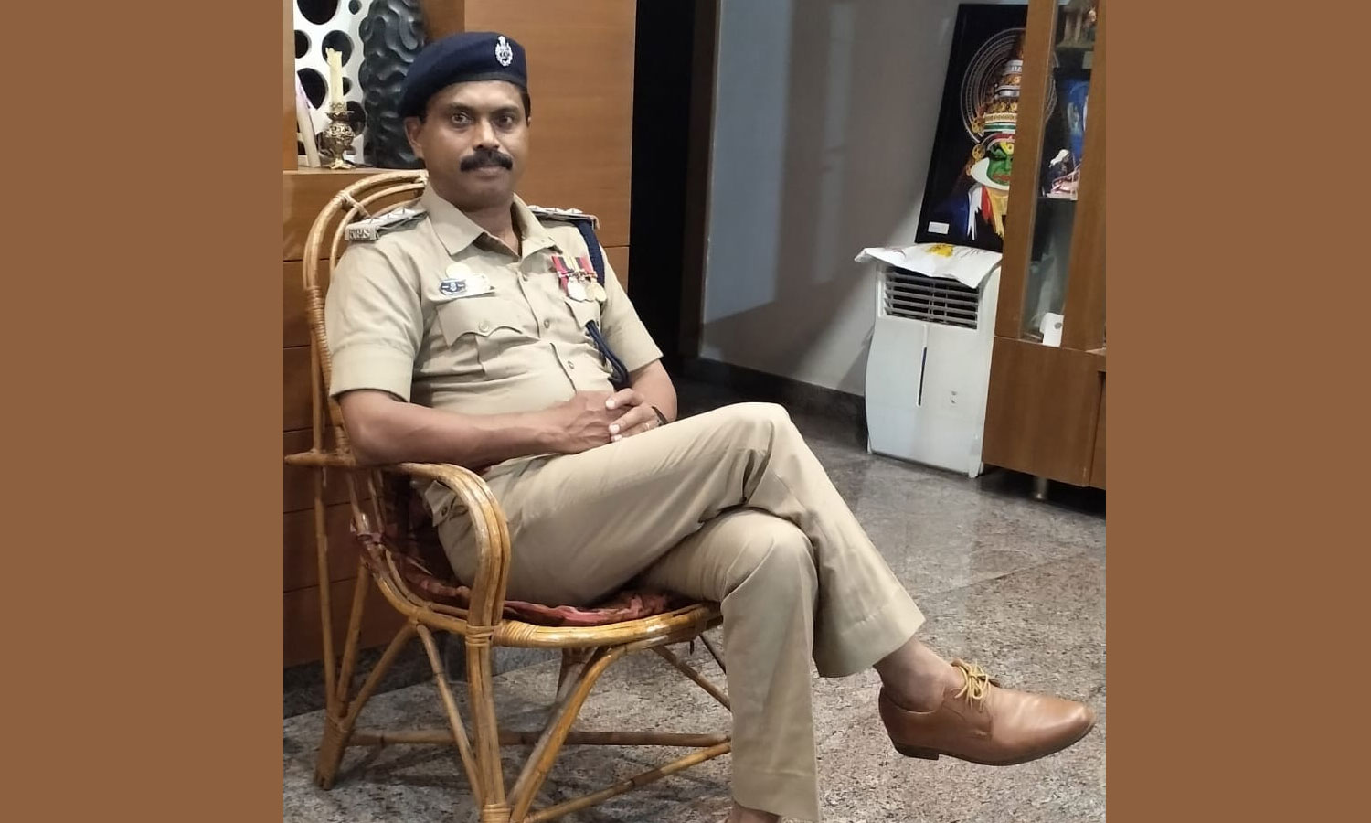 'പൊലീസിൽ ഇനി പുതിയ വേഷം' ഡി.വൈ.എസ്.പിയായി ചുമതലയേറ്റ് സിബി തോമസ് | sibi ...