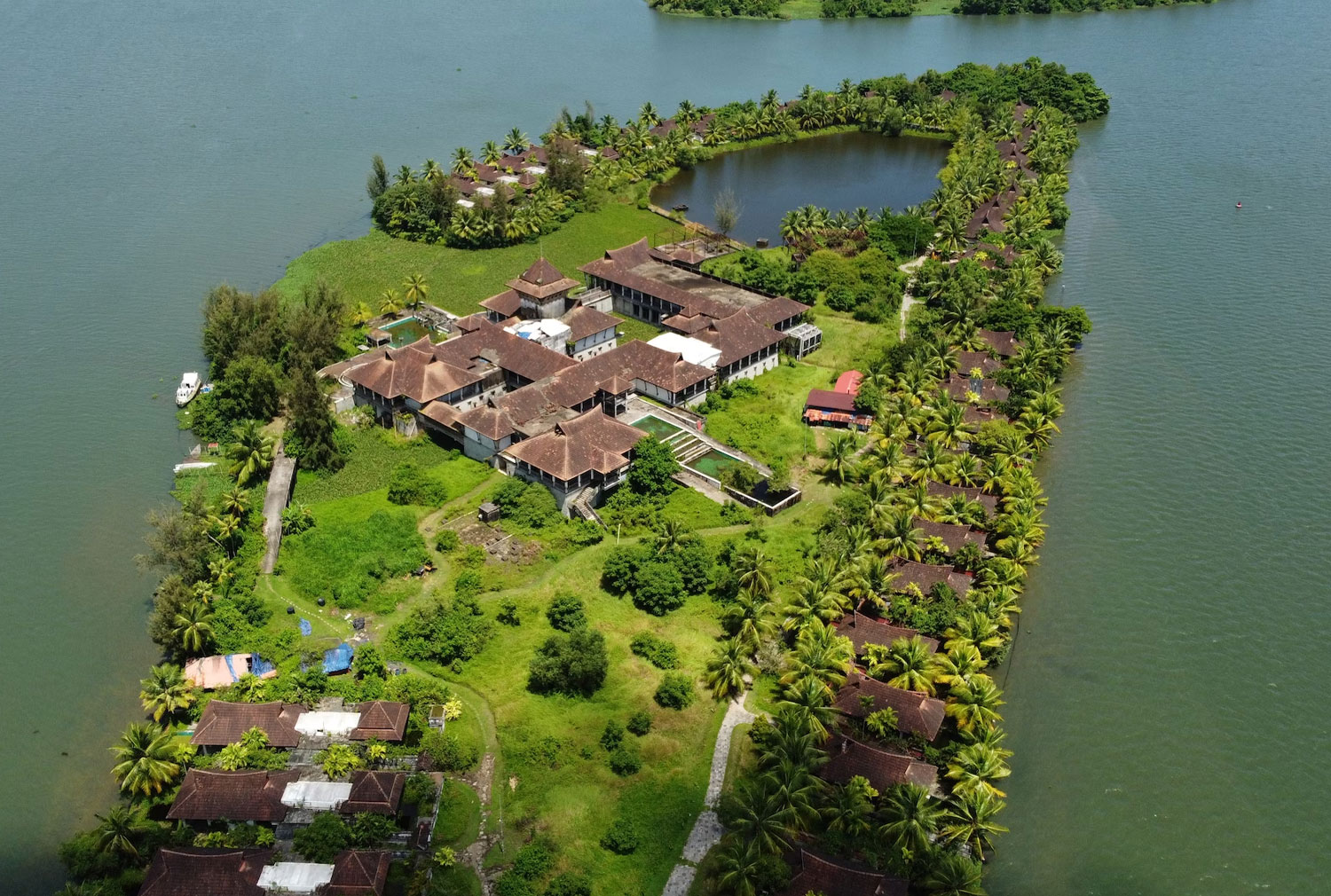 കാപികോ റിസോര്‍ട്ടിലെ മുഴുവന്‍ കെട്ടിടങ്ങളും ഉടന്‍ പൊളിക്കണമെന്ന് ...