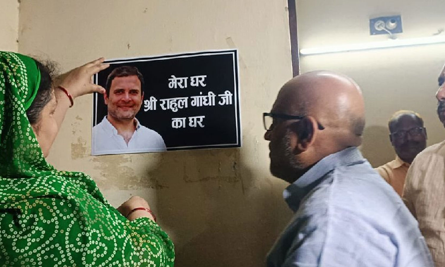 'എന്റെ വീട്, രാഹുലിന്റേം'; സ്വന്തം വീടിന് മുമ്പിൽ ബോർഡുയർത്തി കോൺഗ്രസ് ...