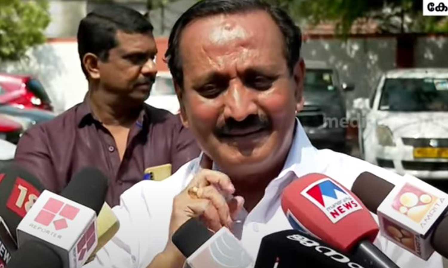 'മുരളീധരനെയും തരൂരിനെയും അവഗണിച്ചത് ശരിയായില്ല,നേതൃത്വം എല്ലാവരെയും ഉ ...