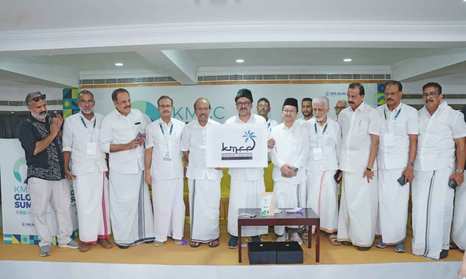 കെഎംസിസിക്ക് ഇനി പുതിയ ലോഗോ; സാദിഖലി തങ്ങൾ പ്രകാശനം ചെയ്തു | KMCC ...